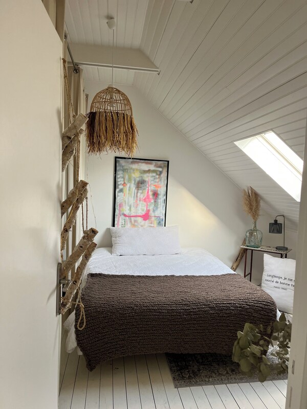 Loue Jolie Chambre Chez Lhabitant.\nespace  Indépendant à Létage.\ncoin Détente. - Brest