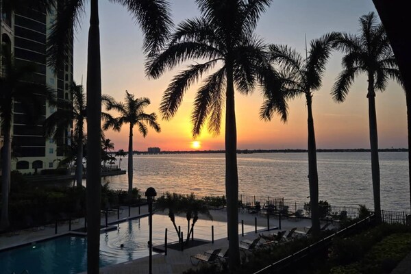 Elegant, Upscale Waterfront Condo! Unforgettable Sunsets! Stunning Pool & Pool Deck! Free Parking - Fort Myers