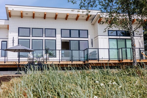 Relax & Stay Awhile In Deep Bay - Hornby Island