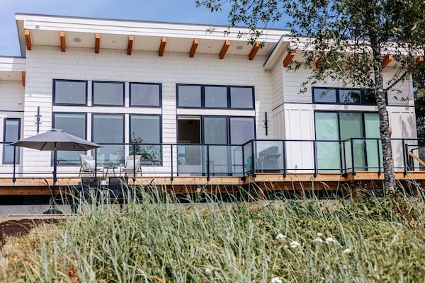 Relax & Stay Awhile In Deep Bay - Hornby Island