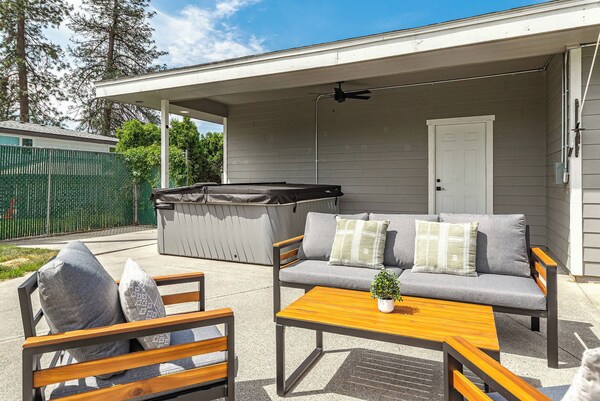 New Roomy Home For Families  Private Hot Tub! - Spokane, WA