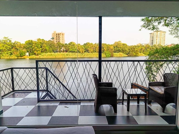 Charming 2-bedroom Cottage Facing River With Ac, Wifi In Welcoming Aluva - 