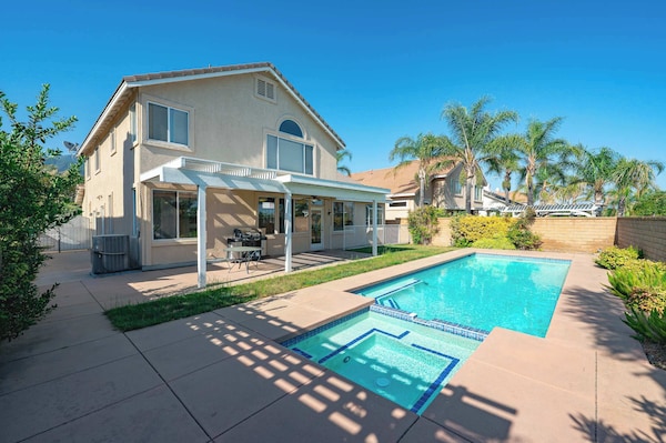 Bright Designer Home W Pool, Near Everything - Upland, CA