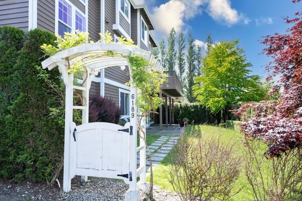 2br Hideaway: Bar Vibes, Game & Lego Joy @Bellevue - Bellevue, WA