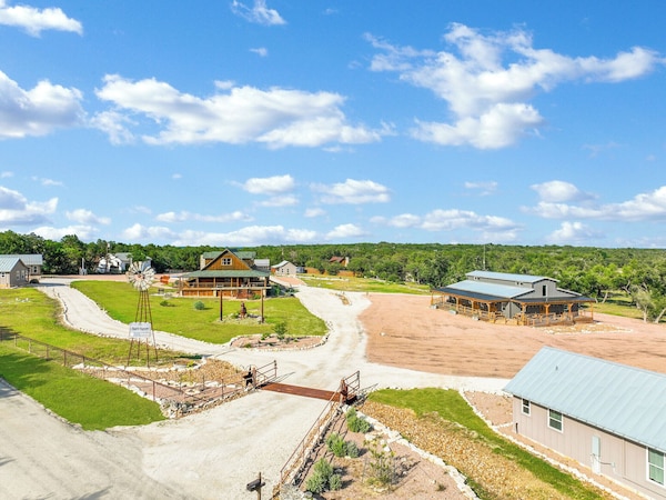 Cozy Cottage W/ Firepit, Pickleball & Porch - Dripping Springs, TX
