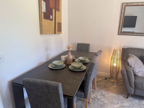 Modern 3-bed | Free Parking | 4 Beds | - Hertfordshire