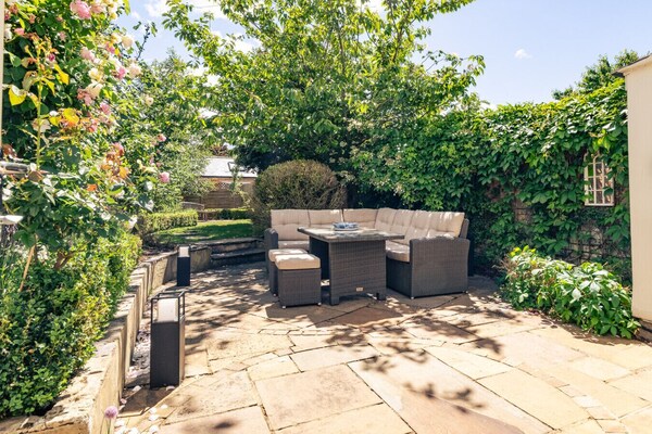 Gorgeous Townhouse With Garden & Open Living - Cheltenham