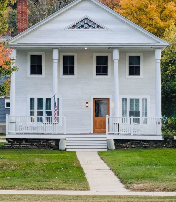 Downtown Ludlow, Walk To Ski Shuttle, Room For Multiple Families, Pet Friendly! - Ludlow, VT