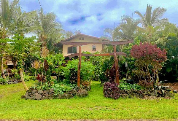 Studio Phoenix, Pet Friendly Near Black Sand Beach Kitchen Dryer Washer & Wifi - Hawaii Volcanoes National Park, HI