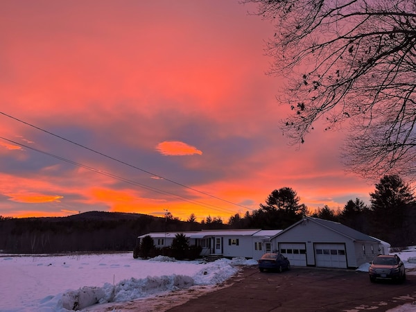 Blue Yodel: Comfortable Spot On 36 Acres With Brookside Wood-burning Sauna - Maine