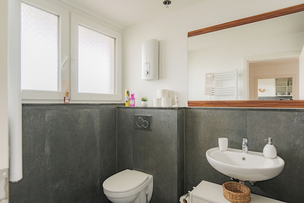 - Stellar Haven Deluxe With Cosmic Design - 3-room Space-themed Apartment 75 Qm- - Duisburg Hbf Station