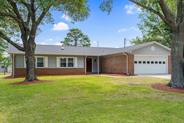 Beach & Downtown Family Fun Wilmington Stay Villa - Wilmington, NC