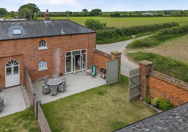 The Ostlery - Two Bedroom House, Sleeps 4 - Wroxham Broad