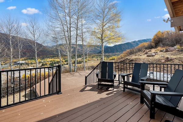 Spacious Ski Chalet Overlooking Buttermilk Mountain 4-bedrooms - Aspen, CO
