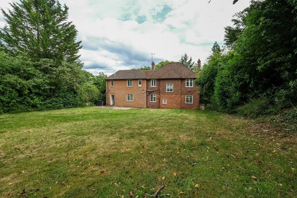 Elegant 5 Bedroom, 2 Bathroom Home At Marlow Hill - 馬洛
