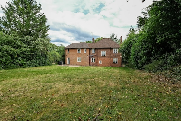 Elegant 5 Bedroom, 2 Bathroom Home At Marlow Hill - 馬洛