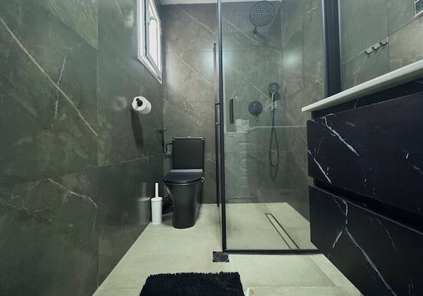 Charming 1-bedroom House With Wifi, Ac In Marvelous Kiryat Yam - Israel