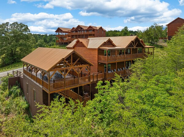 Smoky Mountain Views | 8br W/ Pool, Hot Tub & Game Room - Sevierville, TN