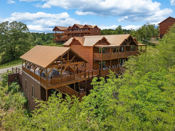 Smoky Mountain Views | 8br W/ Pool, Hot Tub & Game Room - Sevierville, TN