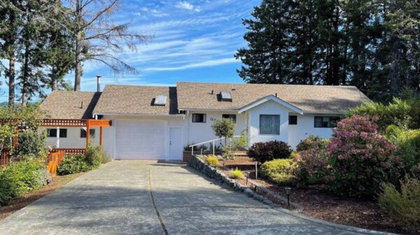 3 Bed, 1.5 Bath Oceanfront Home, Walk-on Waterfront!  Pets Welcome! - Hornby Island