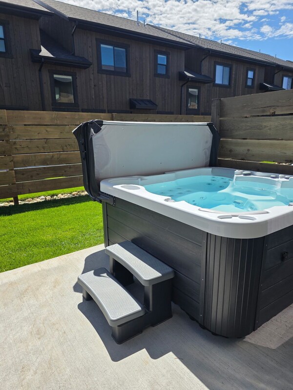 Luxury Retreat  Hot Tub  Walkable  Mountain Views  3 King Bedrooms  Modern - Driggs, ID