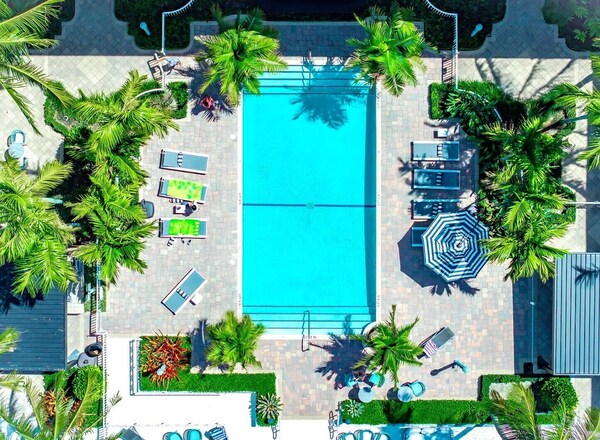 Coastal Escape  Walk To Beach  Gym   Pool  Hot Tub - Boca Raton, FL