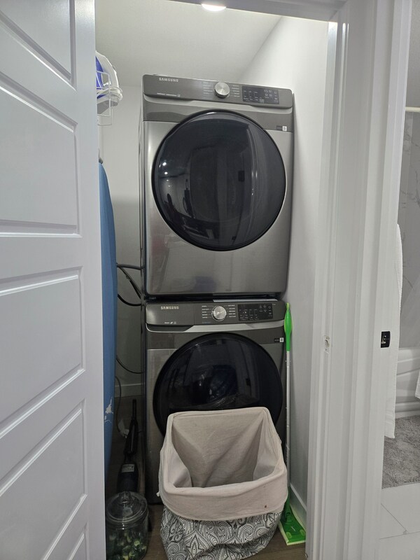 Welcoming 2-bedroom Basement Apartment With In West Edmonton - 알버타