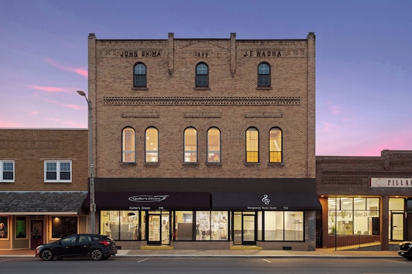 Spacious 5-bedroom Historic House In Montgomery, Mn - Minnesota