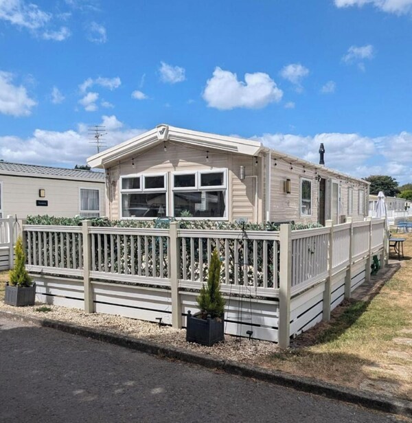 Superb 3 Bed New Forrest Retreat. 5 Minutes From The Sands Of Milford-on-sea. - Barton on Sea