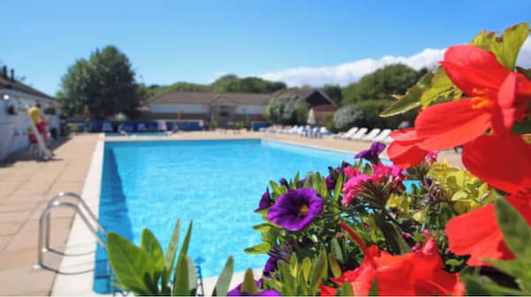 Superb 3 Bed New Forrest Retreat. 5 Minutes From The Sands Of Milford-on-sea. - Mudeford