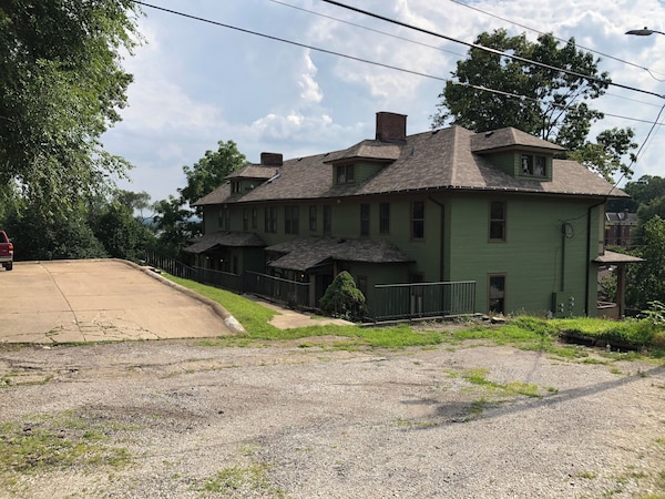 Restored 1906 3-bedroom Townhouse Overlooking The Mississippi River Unit #2 - Niabi Zoo, Coal Valley