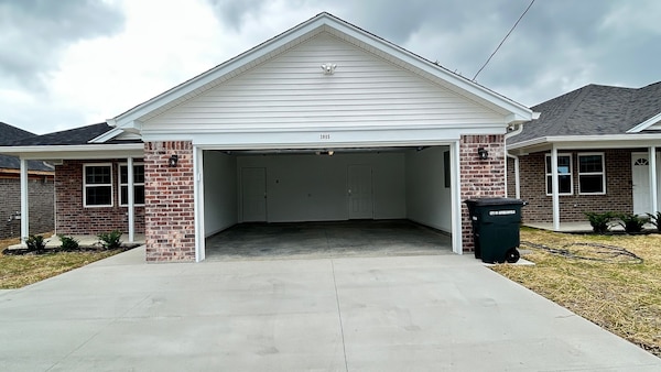 3805 Hamburg Pike,new Home 2025, Perfect For A Family ,With A Jacuzzi Hot Tub, - Charlestown, IN