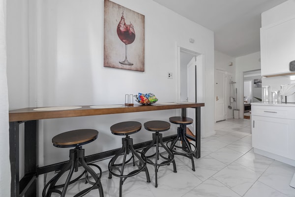 Bayonne, Quiet Getaway With Free Parking Near New York City - Jersey City, NJ
