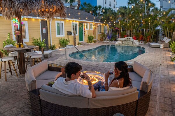 Sleeps 24! Steps To The Beach! Heated Pool Entire Resort - Treasure Island, FL
