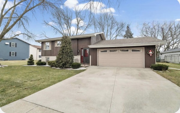 Charming 3-bedroom House In Pleasant Oshkosh With Wifi, Fitness Room - Oshkosh, WI