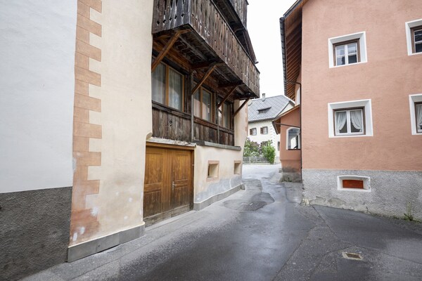 Chasa Rustica: Moderne 3-zimmerwohnung Mit Traditionellem Engadiner Flair In Sent - Scuol