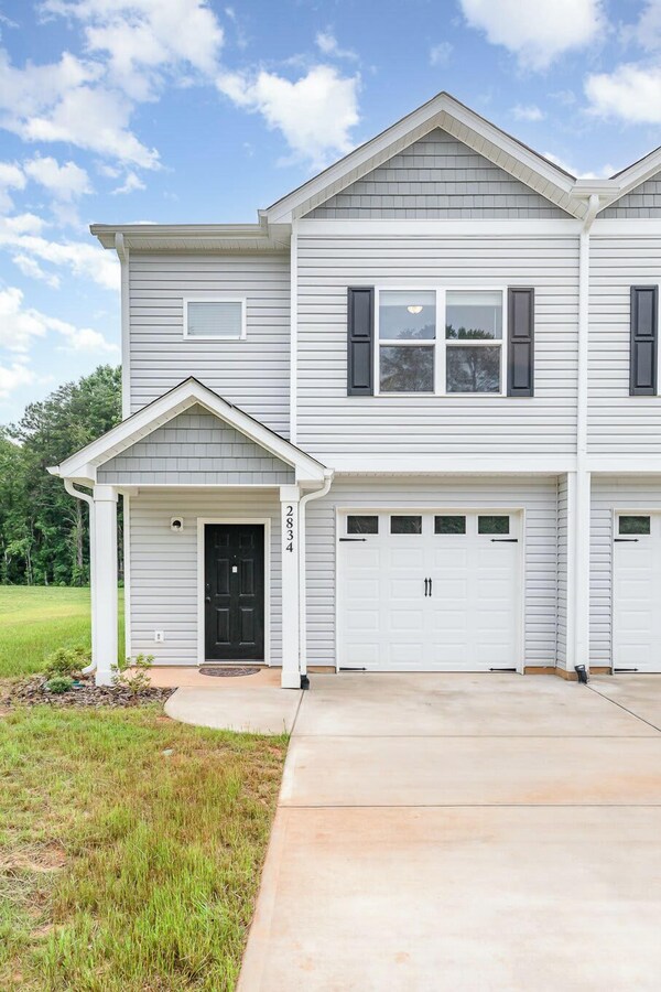 New! Hot Tub W/ King Suite~8 Min 2 Downtown Denver - Lake Norman, NC