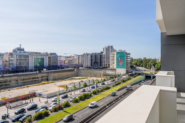 Blueground | Alvalade, Balcony, Nr Campo Pequeno - Lisboa
