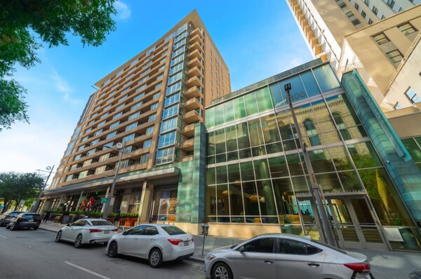 High-rise Suite  City View Balcony  Free Parking  Pool  Downtown Dallas - Dallas