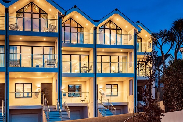 2 The Strand - Sleeps 8 Guests  In 4 Bedrooms - Mawgan Porth