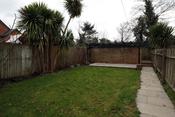 Modern 4-bedroom House In Windsor | Near Legoland - Windsor
