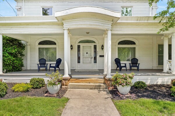 Charming 4-bedroom Steps From Ashland University - Ashland, OH