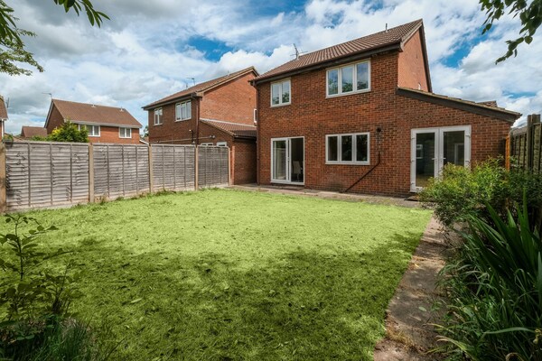 Sharp Close 4  Bedroom, 2 Bathroom In Aylesbury - Aylesbury