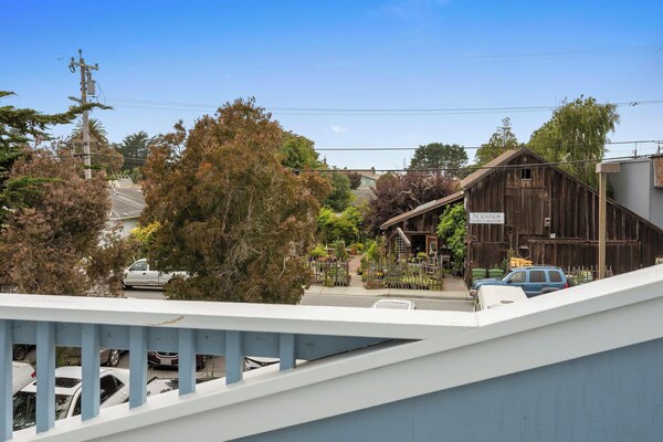 Montara Penthouse  Elevated Comfort Above Downtown Half Moon Bay - Half Moon Bay, CA