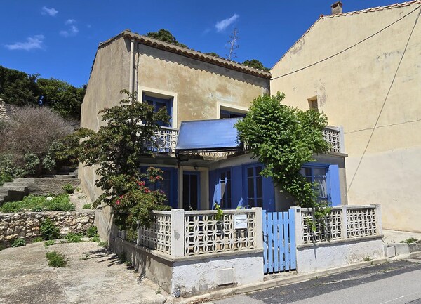 On The Edge Of A Salt Pond, House With Terrace Facing The Water And Pink Flamingos - Narbonne
