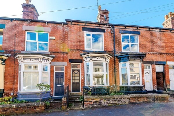 Free Parking | Pool Table | Stylish - Chesterfield