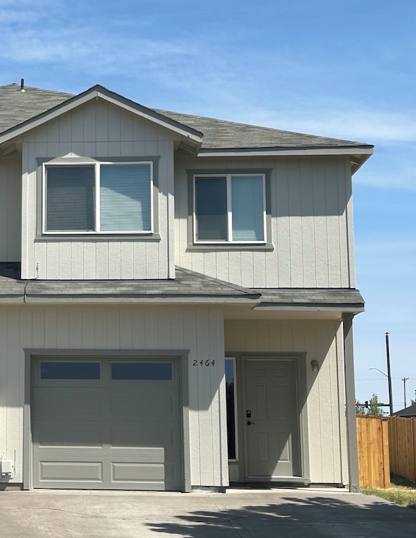 Charming Duplex In Nw Redmond, Close To Everything With Peek-a-boo Mountain View - Eagle Crest, OR