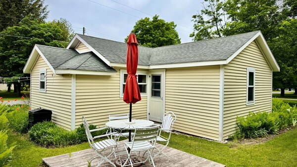 Charming Holly's Cottage: In The Heart Of Empire - Glen Arbor, MI
