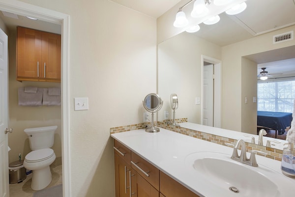Top Floor 1-bedroom In North Central Austin With King Bed And Workstation - Austin, TX