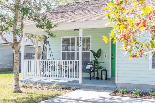 The Emerald ~Dog-friendly ~Fire Pit ~Vintage Vibes ~ New Listing ~Nearby Beaches - St. Augustine, FL